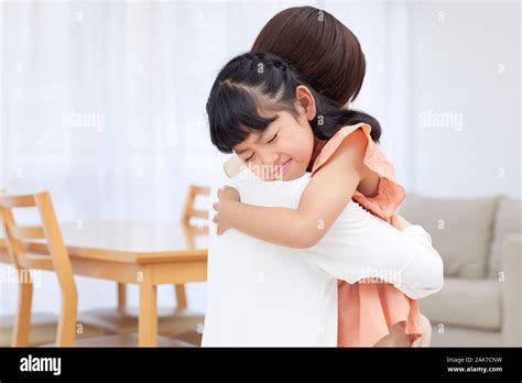 Japanese Mother Daughter Hugging Hi Res Stock Photography And Images