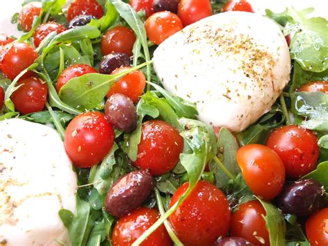 Cocinando con Lola García Ensalada de rúcula mozzarella y tomatitos