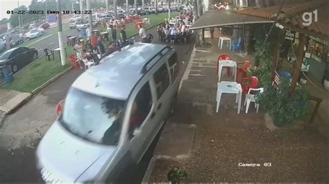 Motorista CNH cassada invade área mesas e clientes de quiosque