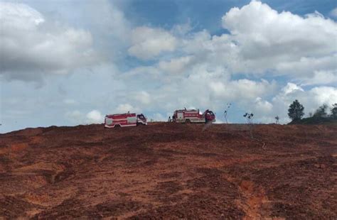DPKP Tanjungpinang Berhasil Padamkan Api Yang Membakar Lahan Di Dompak