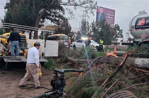 Video Vuelca pipa con 20 mil litros de combustible en la Peñón Texcoco