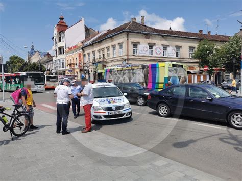 FOTOGALERIE Accident în centrul Sătmarului Biciclist lovit de mașină