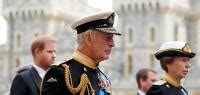 König Charles Hier enthüllt King Charles das erste offizielle Porträt