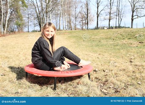 Fille Blonde S Asseyant Sur Le Trempoline Photo Stock Image Du