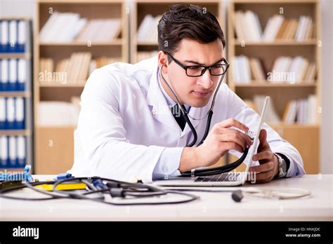 It Technician Repairing Broken Laptop Notebook Computer Stock Photo Alamy