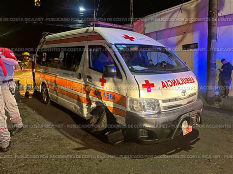 Choque entre ambulancia y vehículo en Cartago deja a tres socorristas