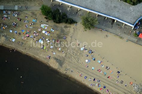 Luftbild Berlin Massenandrang von Badegästen an Strand und
