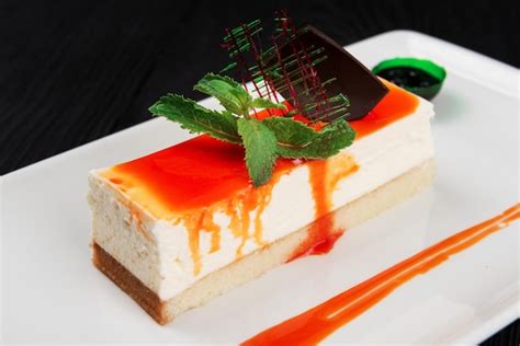 Tarta De Queso Con Salsa De Caramelo Chocolate Y Menta Foto Premium