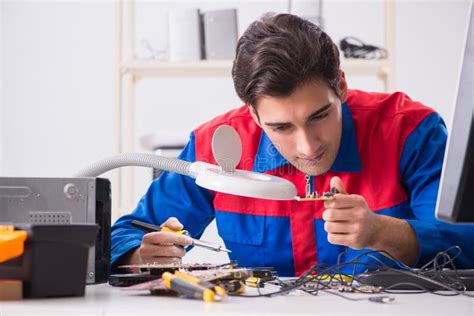 Fachowy Repairman Naprawiania Komputer W Warsztacie Zdj Cie Stock