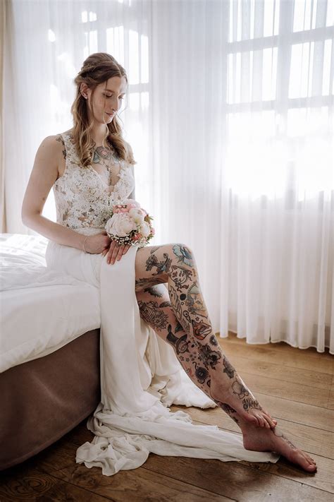 Das zeigt tätowierte vintage Braut im Standesamt Hochzeitskleid mit