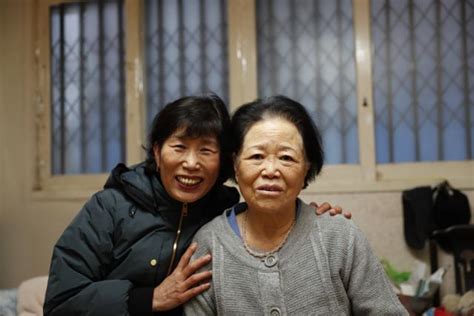 고독사 막아라 홀몸노인 돌보미 자처하는 hy 프레시 매니저 한국일보