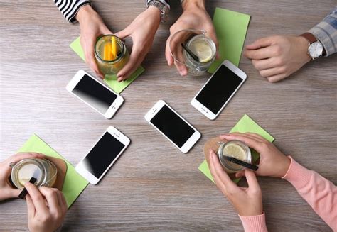 Cuatro Manos Con Tel Fonos Inteligentes Sosteniendo C Cteles En El