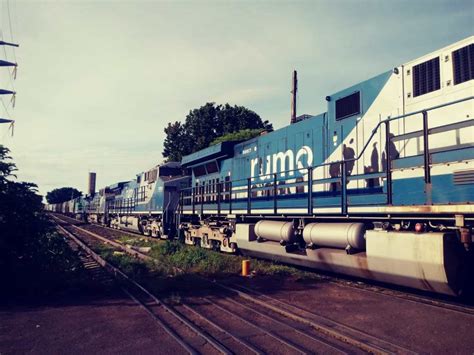 Carro é atingido por trem quando tentava atravessar a linha férrea