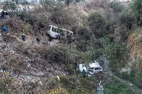 Camión se queda sin frenos choca a dos autos y cae a barranca hay 4