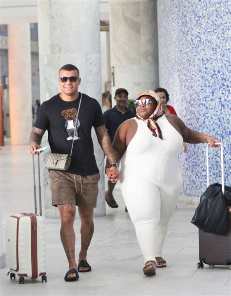 Jojo Todynho desembarca no Rio de mãos dadas novo namorado fotos