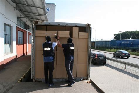 Rekordowy przemyt papierosów z Malezji udaremnili policjanci CBŚP