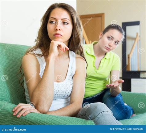 Twee Mooie Meisjes Die Ruzie Hebben Stock Foto Image Of Emotioneel Conflict 57910272