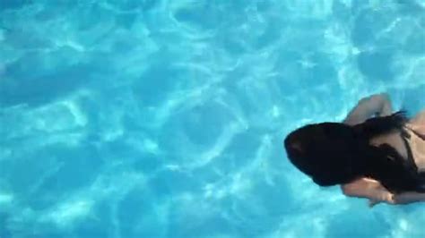 Jeune fille nage sous leau dans la piscine Vidéo aleksandrniz