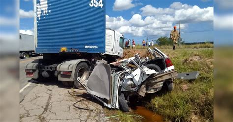 Tragédia na BR 493 Acidente entre carreta e carro deixa várias vítimas