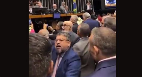 Deputado do PT chama Nikolas de viadinho e dá tapa na cara de outro