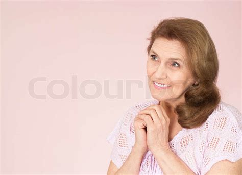 ältere Frau Steht Stock Bild Colourbox