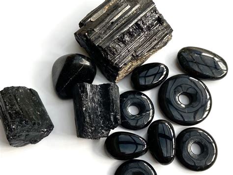 Schwarzer Turmalin Schörl Bedeutung als Schutzstein