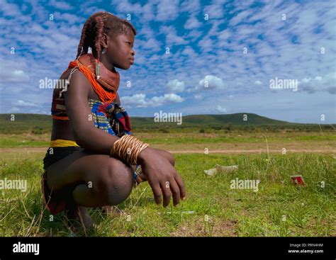 Mwila girl traditional hairstyle angola fotografías e imágenes de alta