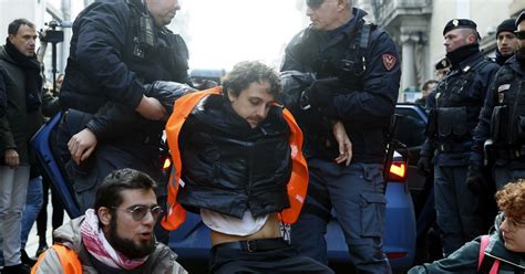 Roma Il Blitz Di Ultima Generazione A Palazzo Chigi Eco Attivisti