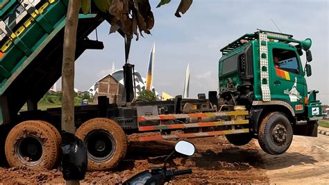 Mobil Truk Dump Truck Muatan Penuh Jungkit Sampai Terangkat Ban Depan