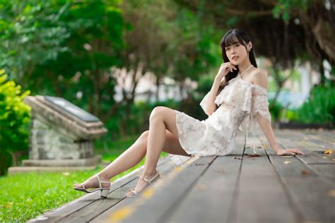 Fondos de Pantalla 3840x2560 Asiático Sentado Pierna Vestido Chicas