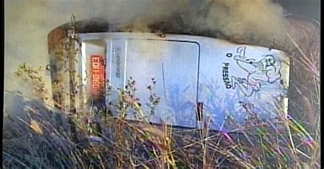 G1 Motorista morre carbonizado após van sair da pista e pegar fogo