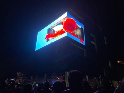 Se Instala La Primera Pantalla LED 3D Naked Eye De Hikvision En El