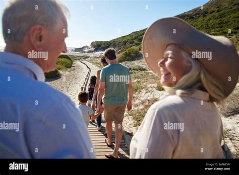 Famille Marchant Sur Une Plage Banque De Photographies Et Dimages
