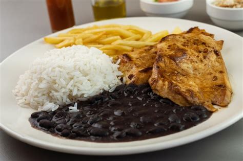 Delicioso prato executivo de filé de frango arroz feijão batata frita e