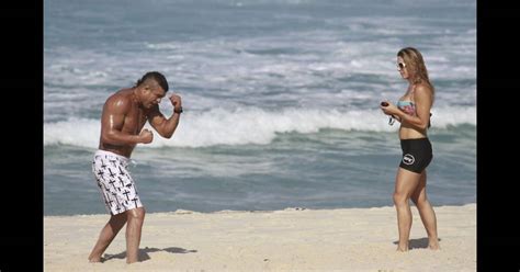 Vitor Belfort E Joana Prado Treinam Juntos E Namoram Na Praia Da Barra