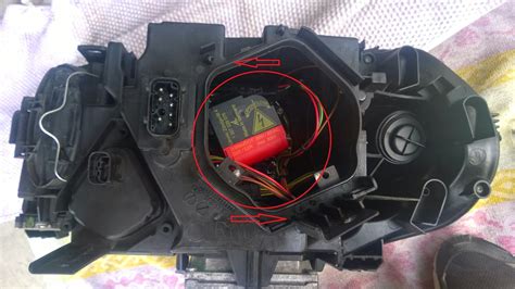 Wymiana żarówki D2S w lampie typu xenon BMW X3 e83 lampa prawa od