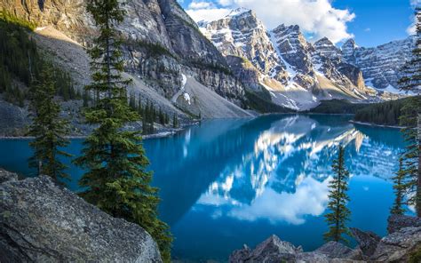 Odbicie ośnieżonych gór w jeziorze Moraine Lake