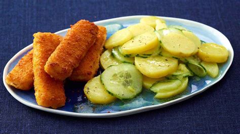 Kartoffel Gurken Salat mit Fischstäbchen Rezept ESSEN UND TRINKEN