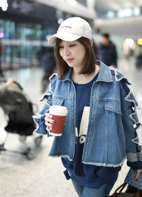王心凌现身机场网友确实很会穿这件牛仔衣好看极