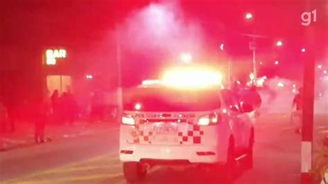 VÍDEO Polícia usa bombas de efeito moral para dispersar confusão