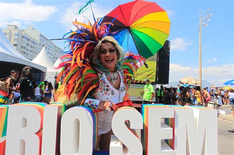 Fotos Parada LGBT reúne milhares de pessoas na orla do Rio 11 12
