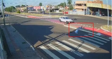 Vídeo flagra motociclista sendo arremessado após ser atropelado por carro