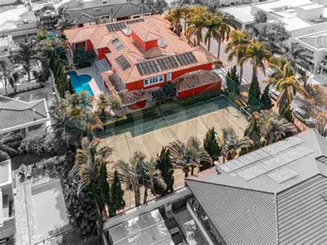 Mansão projetada por Zezé di Camargo e Zilu está à venda Veja fotos