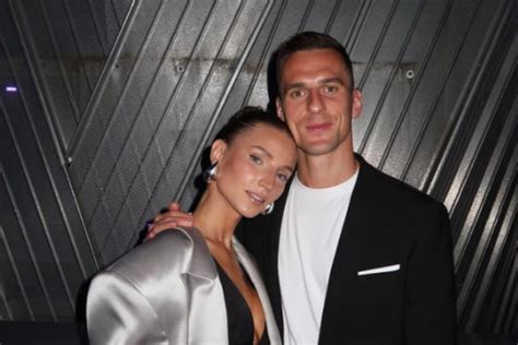 Partnerka Milika topless na zdjęciach Agata Sieramska zachwyca