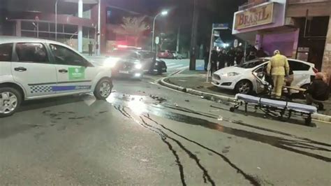 Motorista de aplicativo embriagado avança sinal vermelho e provoca