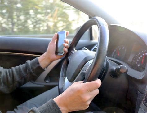 Usar celular ao volante é a terceira causa de morte no trânsito