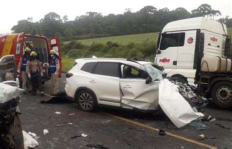 Acidente entre carros e caminhão mata 1 e fere 11 na BR 277 em