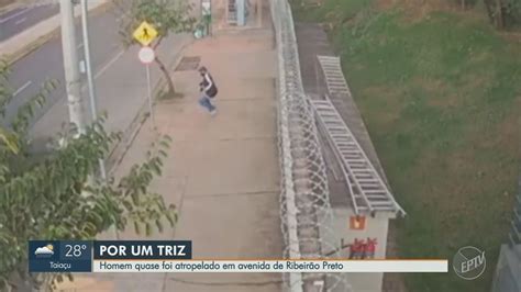 Homem escapa de atropelamento após carro desgovernado invadir calçada