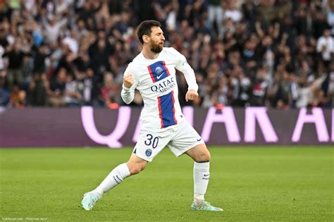 Article similaire à PSG Leonardo sort du silence pour Cavani et