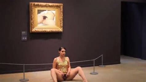 Déborah de Robertis l artiste pudique qui s exhibe nue dans les musées
